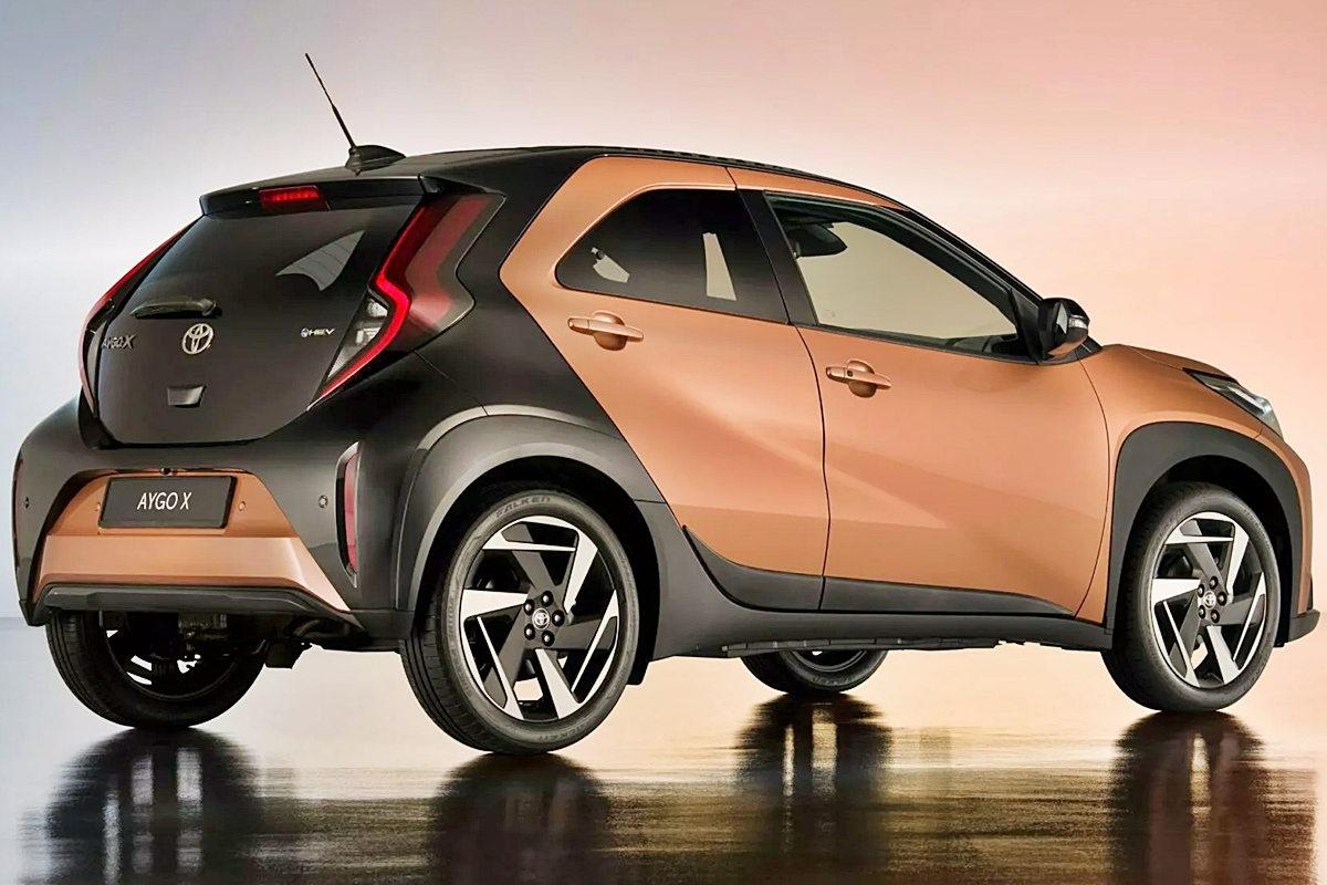 Toyota’s Tiny SUV Just Got a Hybrid Heart—and a GR Makeover