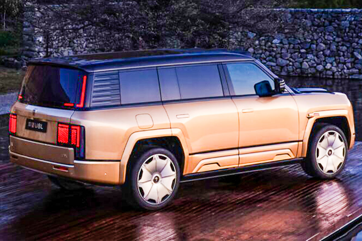 BYD’s $150K Luxury SUV Can Float, Tank Turn, and Hits 1,180 HP