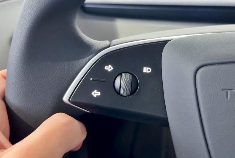 Musk’s “Innovation” Backfires: Tesla Reinstates Turn Signals After 2 ...