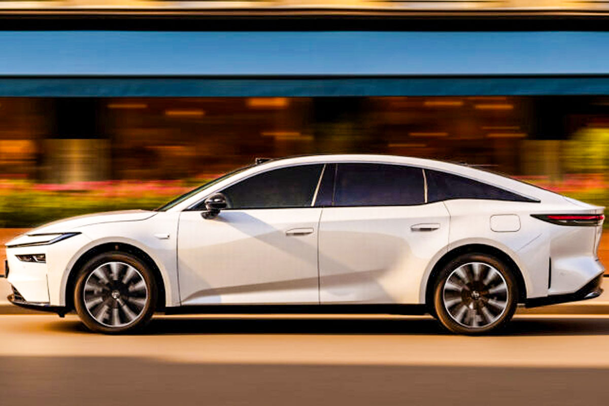 Toyota's New 17ft Flagship. Counter to Tesla. The BZ7: a Smartphone on ...