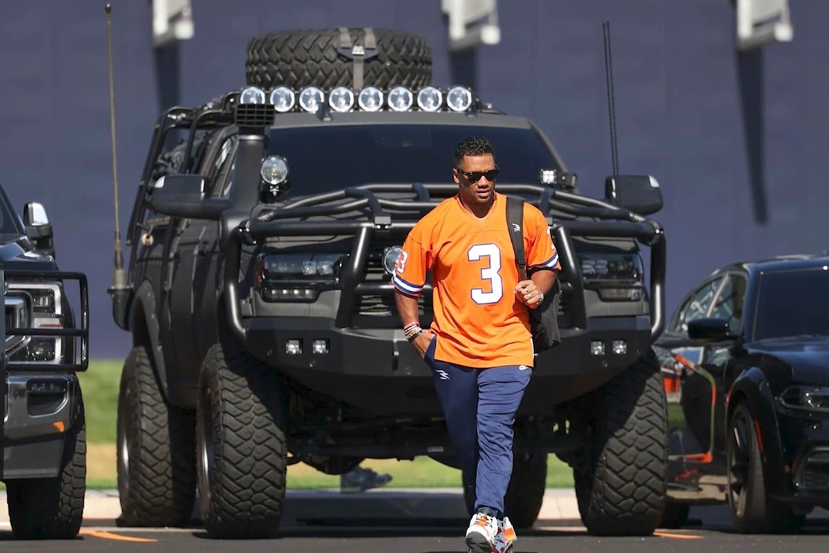 The Quarterback Paradox: Mahomes Owns A Superfast Ferrari, But Drives ...