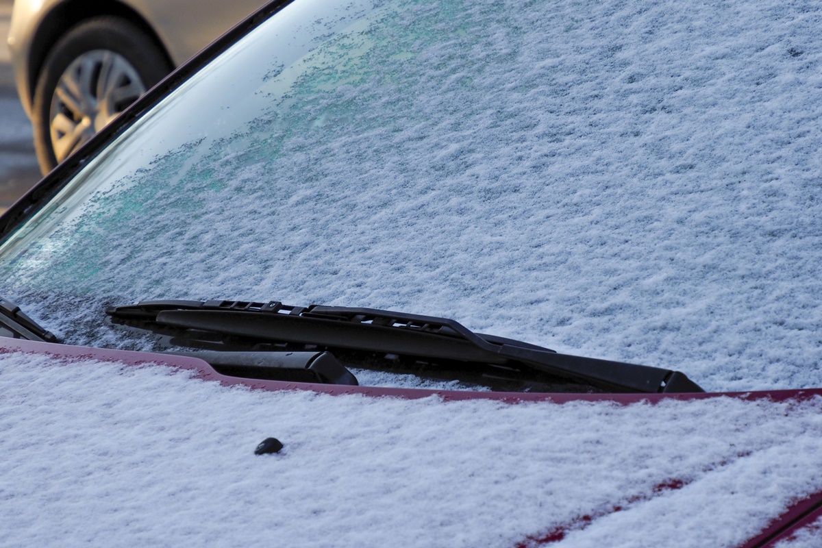 This “Quick Fix” in Winter Could Shatter Your Windshield Before You ...