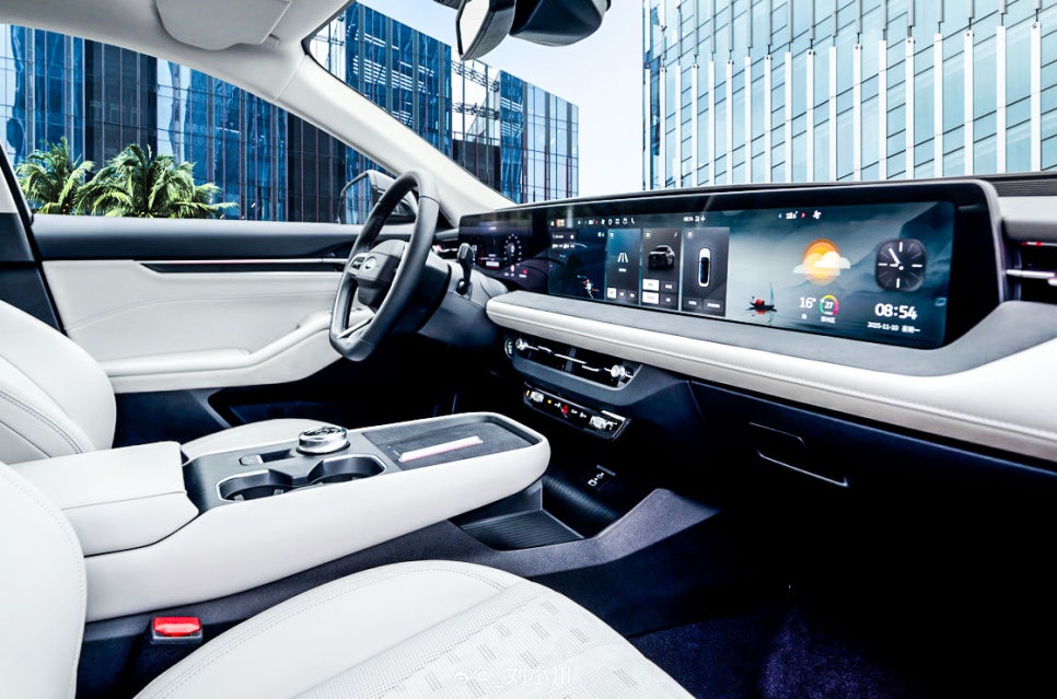 Ford’s Mondeo Gets A 27-Inch 4K Screen And A New Hybrid Option For 2026