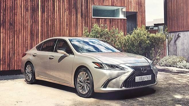 Yes, the Lexus ES300h Is More Efficient, but It's Not Worth $15,000 More